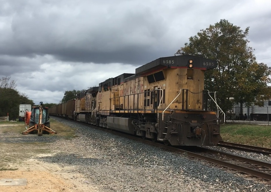 UP 6585 22Nov2016 Riding the rear NB from Uhland Road in CENTEX